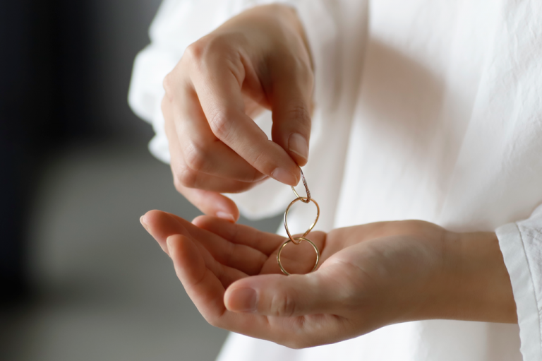 自分へのご褒美ジュエリーにも！香りをテーマにしたホリスティックなジュエリーコレクション”AROJU-アロジュ-” | 株式会社サンポー ...